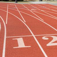 China UV Resistant 13mm Eco Sports Flooring Spray Coated Red Synthetic Athletic Track for sale