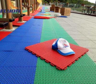 China PU Indoor Sports Flooring Green Suspended Interlock Mat 304.8x304.8mm UV Resistant for sale