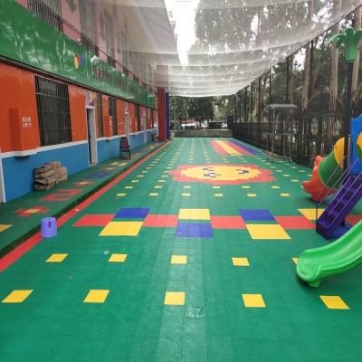 China Green Matte Removable Outdoor Sports Surfaces 250x250x12.7mm PP Interlock Tiles for sale