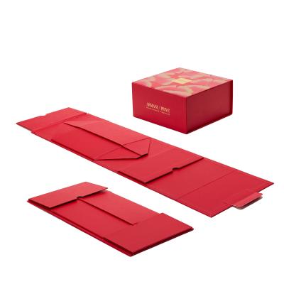 China Convenient Transportation Cosmetic Gift Box Packaging With Magnetic Seal for sale