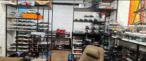 Customer cooperation space connected with automotive culture