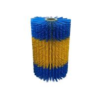 China Outdoor Swinging Cow Scratching Brush with 4 Standard Sizes and Customizable Dimensions for Cattle Health and Milk Production for sale