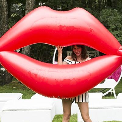 China 2m Inflatable Red Lips Replica with LED Strips and IP65 Waterproof for Event Branding for sale