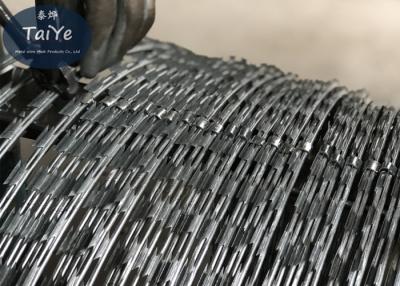 China Electric Galvanized Barbed Wire Fence Clips Easy To Fix Use Clips Applicator for sale