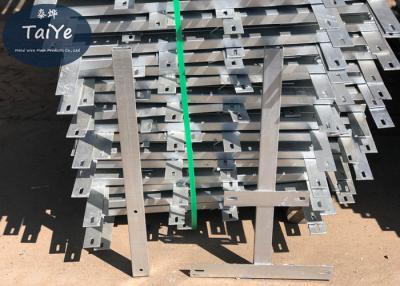 China Silver Green Barbed Wire Fence Post Used On Wall High Rust Resistance for sale