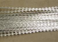 China Straight Razor Galvanized Barbed Wire Mesh Frightening And Stopping Fencing 3 Or 4 Strands for sale