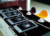 China Black Quartz Kitchen Countertops Engineered Stone Slabs 12-30mm Thickness with 7 Mohs Hardness Heat Resistance for sale