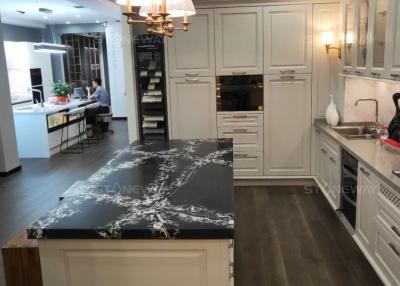 China Engineered Quartz Stone Kitchen Countertop 93% Quartz 12mm 15mm 20mm Thickness for sale