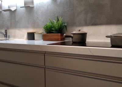China UV Cutting Quartz Stone Countertops 6-30mm Thickness with 93% Quartz Content for Kitchen & Commercial Use for sale