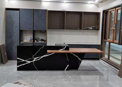 China Black and White Engineered Quartz Stone Countertops 3200x1600mm 2.45g/cm³ Density Kitchen Worktops for sale