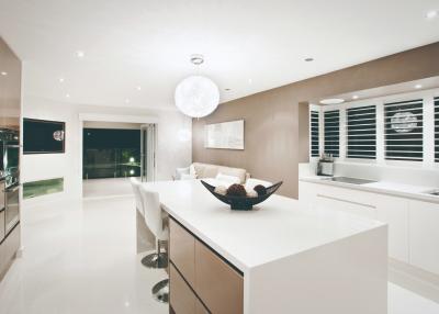 China Solid White Quartz Kitchen Countertops 3200x1600mm Slabs with 2.45g/cm³ Density and 7 Mohs Hardness Rating for sale