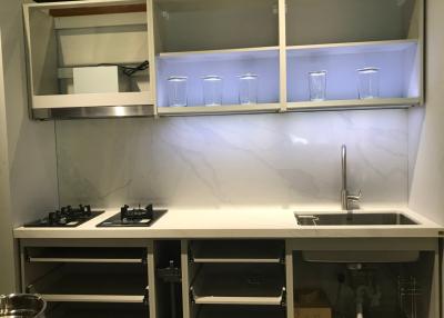 China Hotel Kitchen Honed Finish Quartz Stone Flooring 2.45 g/cm³ Density 3200x1800mm Slab Size for sale