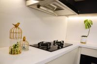 China Super White Kitchen Tops 12mm 30mm Artificial Quartz Stone for sale