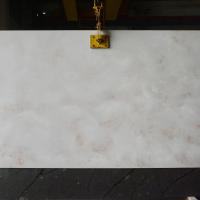 China UV Cutting Polished Natural Quartz Countertop 2400mm 3200mm Length 93% Quartz for sale