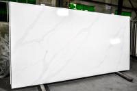 China Artificial Calacatta Quartz Countertops 93% Quartz Mohs Hardness 6.5 12mm 20mm Thickness for sale