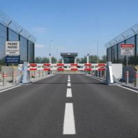 China Hydraulic Anti-Ramming Barrier Gate PAS68 K4 Rated 6m Width 900mm Height for sale