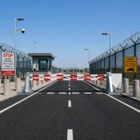 China Hydraulic Anti-Ramming Barrier Gate PAS68 K4 Rated 6m Width 900mm Height for sale