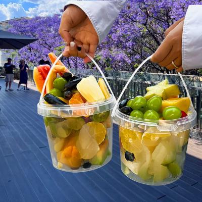 China Disposable 1000ml Clear Plastic Bucket Portable Fruit Lemonade Juice Cup Handle Lid Bubble Tea Party Drinks Large Capacity for sale