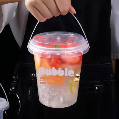 China 1000ml 32oz Disposable Cup Plastic Buckets with Lid and Handle for Fruit Beverage Packaging for sale