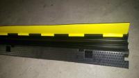 China Cable Cross 2 Way Outdoor Rubber Cable Protector Stage Truss Fitting Black / Yellow for sale
