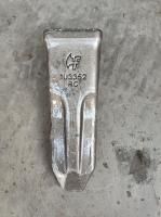 China JUYULONG  320C/323GX Rock Tooth Seat Steel Tilt Bucket Tooth Pin Wear Resistant 1U3352 Forging for sale
