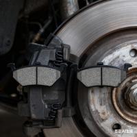 China Front Brake Pads Original Premium Semi-Metal Ceramic Disc Brake Pads 1J0698151G for Kia Brand 30000-50000kms for sale