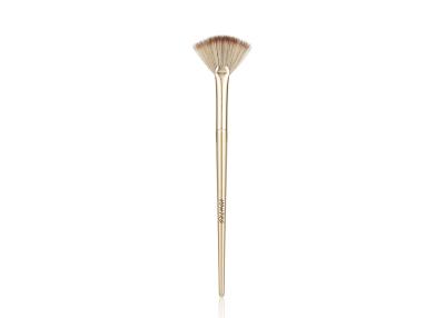 China Vonira Beauty Studio Makeup Cosmetic Highlighter Fan Brush With Golden Aluminum Ferrule Birch Wooden Handle for sale