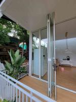 China Custom Aluminum Bifold Windows with Double Glazed Glass, Powder Coated Frame & 5-Year Warranty for sale