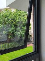 China Anti-Theft Aluminium Awning Windows with 5-Year Warranty - Custom Sizes Available in Single/Double/Triple Glazed Options for sale
