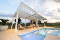 China Custom Aluminum Garden Pergola with Automatic Louver Roof - 5-Year Warranty, Powder Coating, ISO9001 Certified for sale