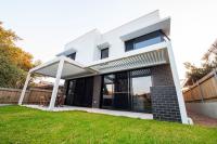 China Industrial Outdoor Aluminium Pergola with 5-Year Warranty and Custom Powder Coating Thickness Options for sale