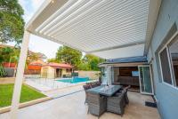 China Industrial Outdoor Aluminium Pergola with 5-Year Warranty and Custom Powder Coating Thickness Options for sale