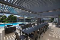 China OEM Glass Roof Sunroom with High Light Transmission and Wind Resistance - Custom Sizes for Villa Gardens for sale