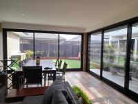China Manual/Automatic Aluminum Folding Doors with 1.0mm-2.0mm Frame Thickness and 5-Year Warranty for Commercial Use for sale