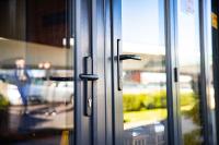 China Manual/Automatic Aluminum Folding Doors with 1.0mm-2.0mm Frame Thickness and 5-Year Warranty for Commercial Use for sale