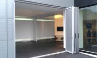 China Aluminum Folding Doors 1.0-2.0mm Frame with Powder Coating and Single/Double Glazed Glass for Commercial Use for sale