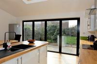 China Manual/Automatic Aluminum Folding Doors with 1.0mm-2.0mm Frame Thickness and 5-Year Warranty for Commercial Use for sale