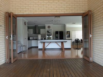 China WY-Tec Aluminum Folding Doors with 1.0-2.0mm Frame Thickness and 5-Year Warranty | Powder Coated Finish for sale
