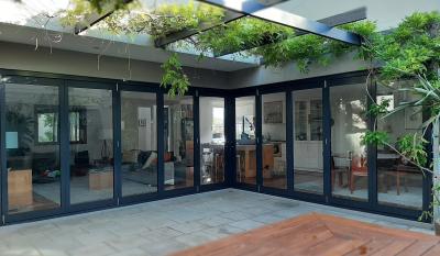 China Powder Coating Aluminum Folding Doors 1.0mm-2.0mm Thickness with 5-Year Warranty for Residential Use for sale