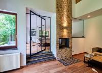 China Modern Aluminium Pivot Doors with Double Glazing and 5-Year Warranty - Custom Sizes Available in White or Black Powder Coated Finish for sale