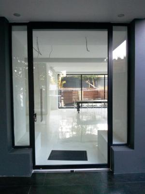 China Modern Aluminium Pivot Doors with Double Glazing and 5-Year Warranty - Custom Sizes Available in White or Black Powder Coated Finish for sale