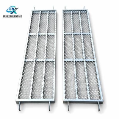 China Non Slip Steel Scaffolding Plank With Hooks / Mesh Surface EN 12811 BS 1139 for sale