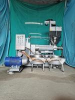 China Screw Groundnut Oil Extraction Machine Industrial Oil Presser 1980 Kg Weight for sale