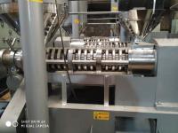 China Spiral Pressing Sunflower Seed Industrial Oil Press Machine 1600kg Weight for sale