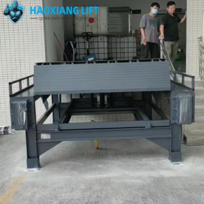 China Heavy-Duty Hydraulic Dock Leveler 7T-19T Wear-Resistant Cargo Transition Plate mechanical loading steel  structure for sale