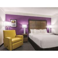 China Customized Luxury La Quinta Hotel Furniture Custom Made Sophisticated Modern Hotel Bedroom Sets for sale