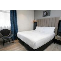 China Sadie Best Western Hotel Liquidates Wholesale Wood Furniture for Guest Rooms Wardrobe Bed Base & Sofa for sale