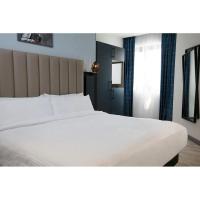 China Sadie Best Western Hotel Liquidates Wholesale Wood Furniture for Guest Rooms Wardrobe Bed Base & Sofa for sale