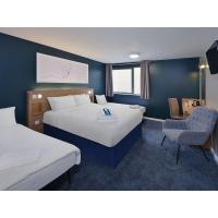 China Modern Hotel Bedroom Furniture Travelodge Wholesale Liquidation Wardrobe Bed Base Headboard Chairs Sofa Panel for Guest Room for sale