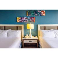 China Wyndham Hotels and Resorts Luxury Room Furniture Set High King Headboard and Nightstand Full Apartment Wood Furniture for sale